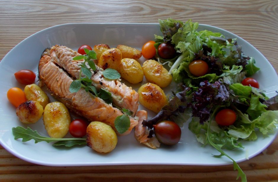 Σολομός με πατατούλες στο φούρνο | Food Collection