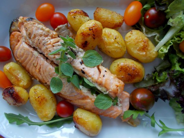 Σολομός με πατατούλες στο φούρνο | Food Collection